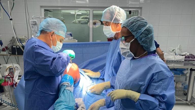 Representantenan di Hulanda ku a partisipa den e sirugia aki a admira e ...